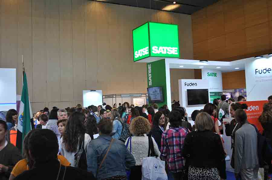 Miles de enfermeras de todo el mundo visitan el stand de SATSE en el ...